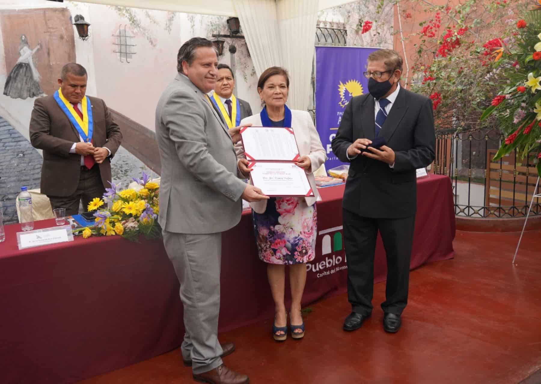 Stephen Haas condecora a rectora de San Marcos, embajadores y ...